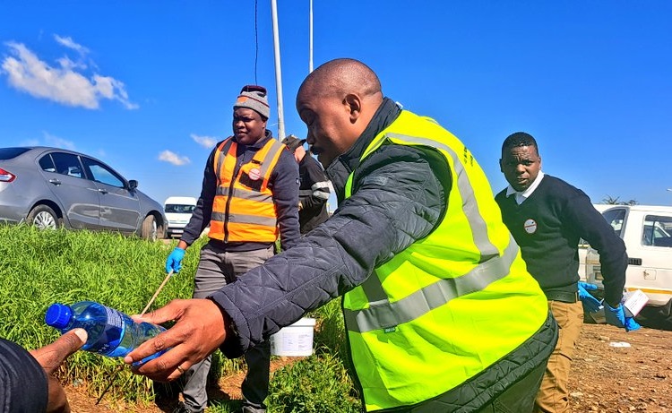 SEKWAILA DRIVES CLEAN-UP OF EMTHONJENI TAXI RANK | Joburg City